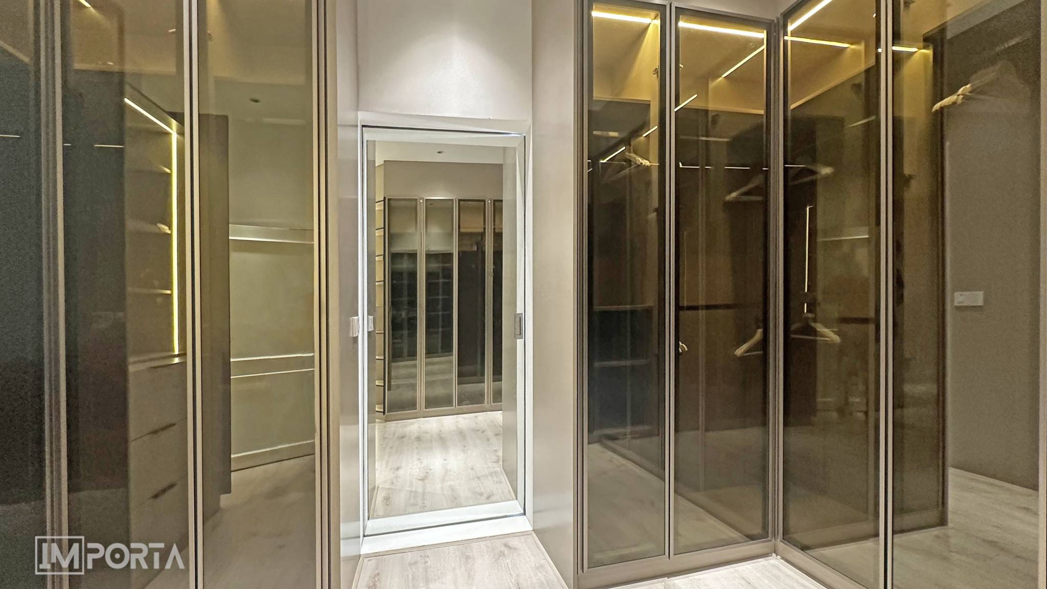 Invisible sliding doors Importa with mirrors - Importa